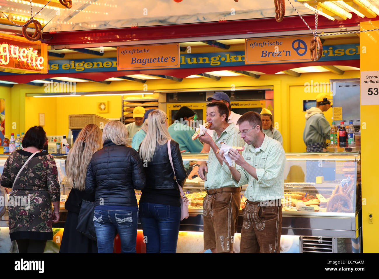 Mann isst Wurst Bratwurst Hotdog Münchner Oktoberfest jährliche ...
