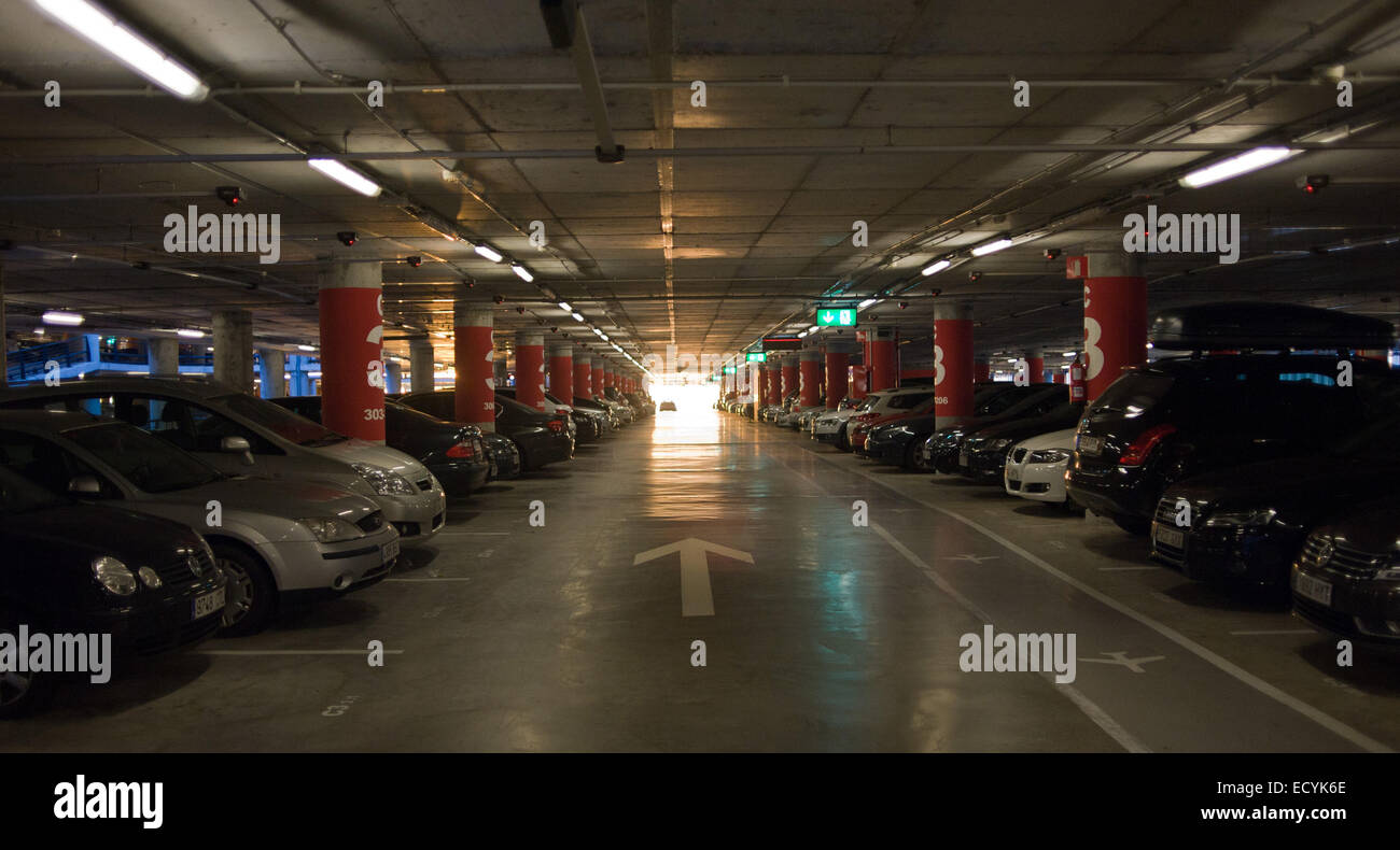 Parken von autos -Fotos und -Bildmaterial in hoher Auflösung – Alamy