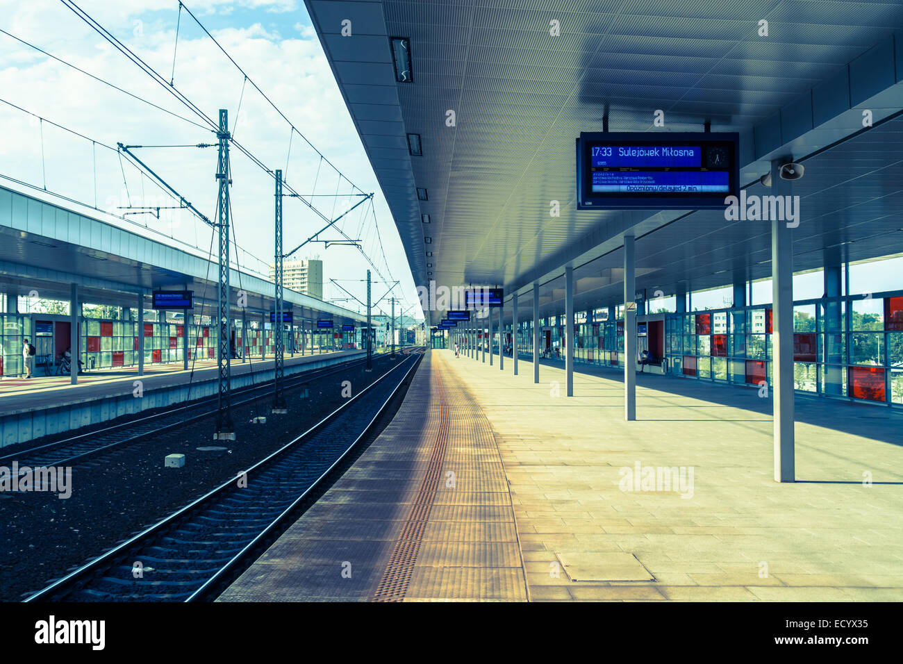 Stadion bahnhof -Fotos und -Bildmaterial in hoher Auflösung – Alamy