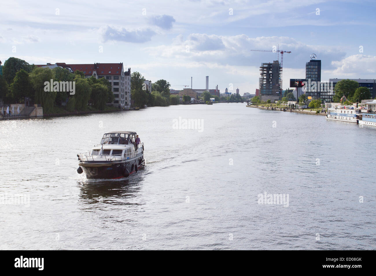Boot, Navigation durch Spree Fluss, Kreuzberg, Berlin, Deutschland ...