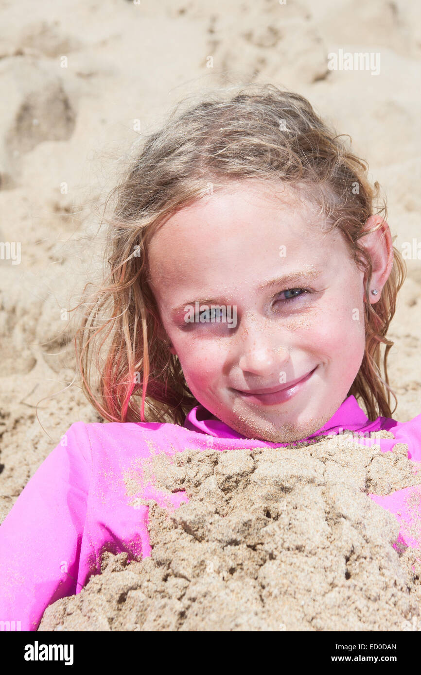 Girl Buried Sand Beach Stockfotos & Girl Buried Sand Beach Bilder - Alamy