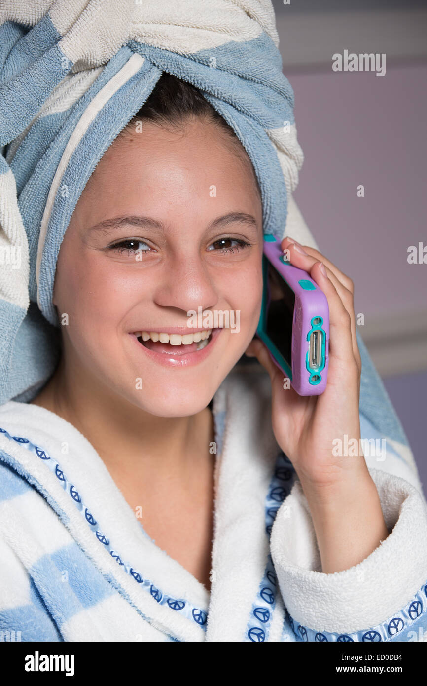 Mädchen telefoniren traußen -Fotos und -Bildmaterial in hoher Auflösung – Alamy