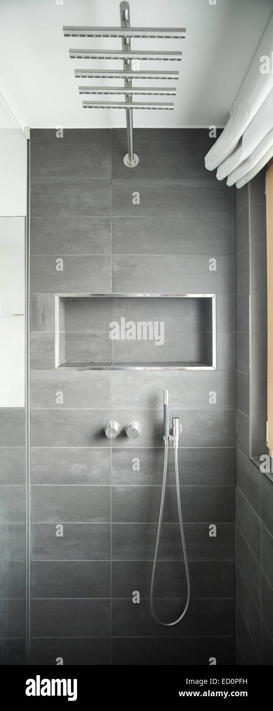 Geflieste dusche -Fotos und -Bildmaterial in hoher Auflösung – Alamy