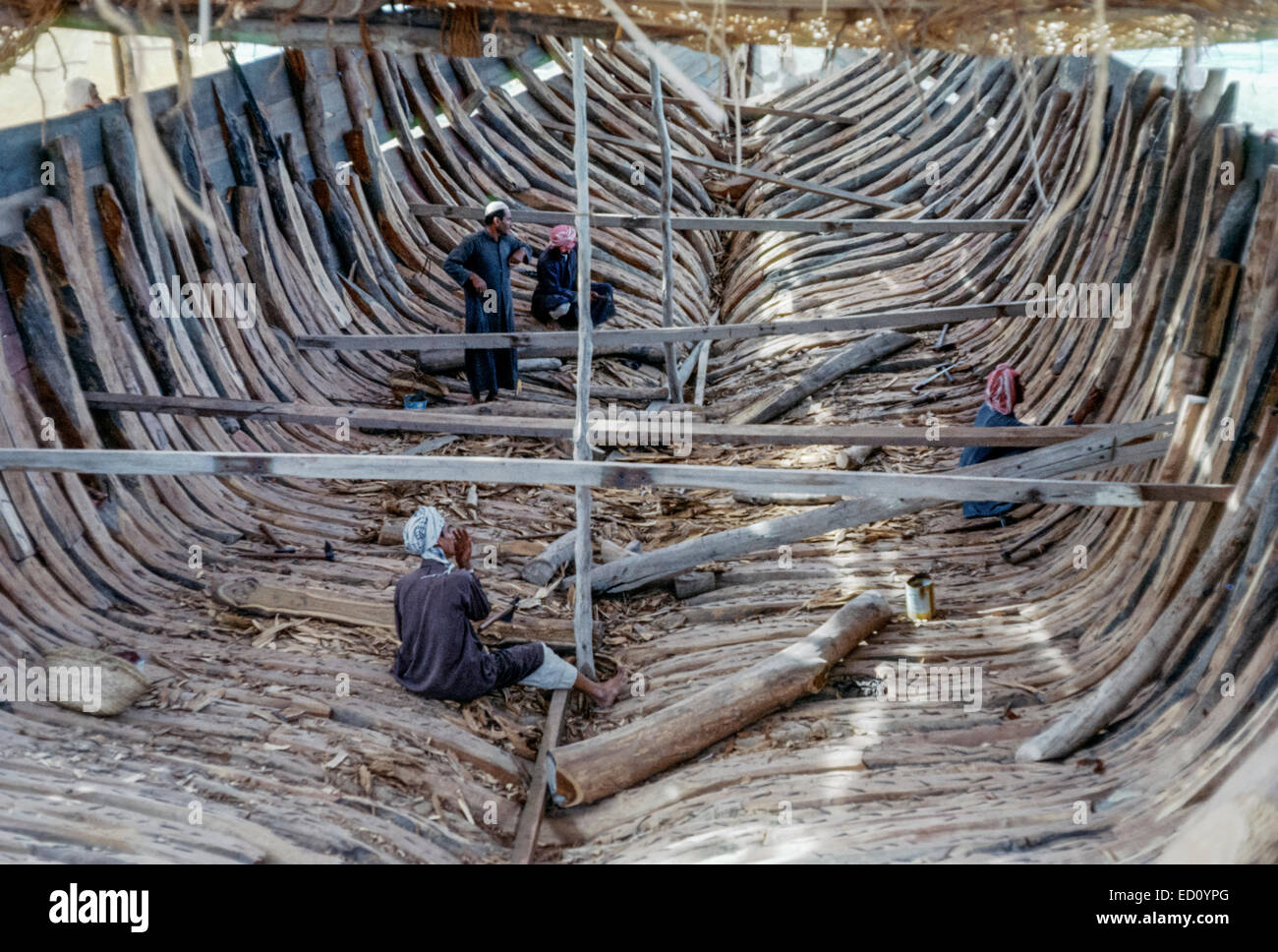 Kuwait April 1967. Kuwaitische Dhow (Boom) im Bau. Innenraum mit Rumpf ...