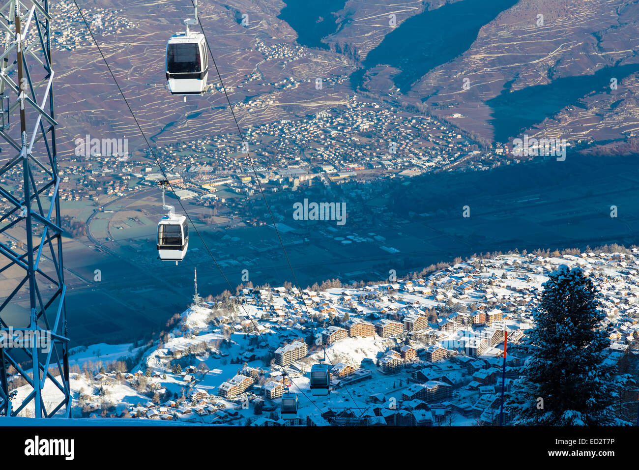 Gondelbahn auf das Dorf Nendaz Stockfotografie - Alamy