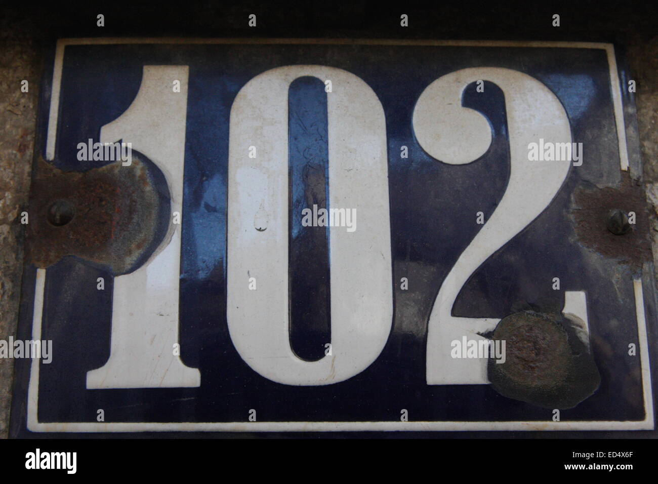 Hausnummer 102 zeichen -Fotos und -Bildmaterial in hoher Auflösung – Alamy