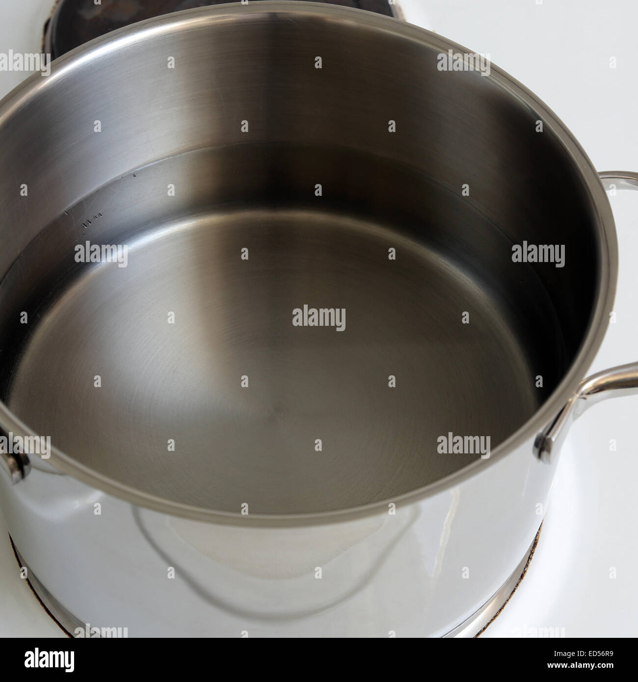 Topf wasser -Fotos und -Bildmaterial in hoher Auflösung – Alamy