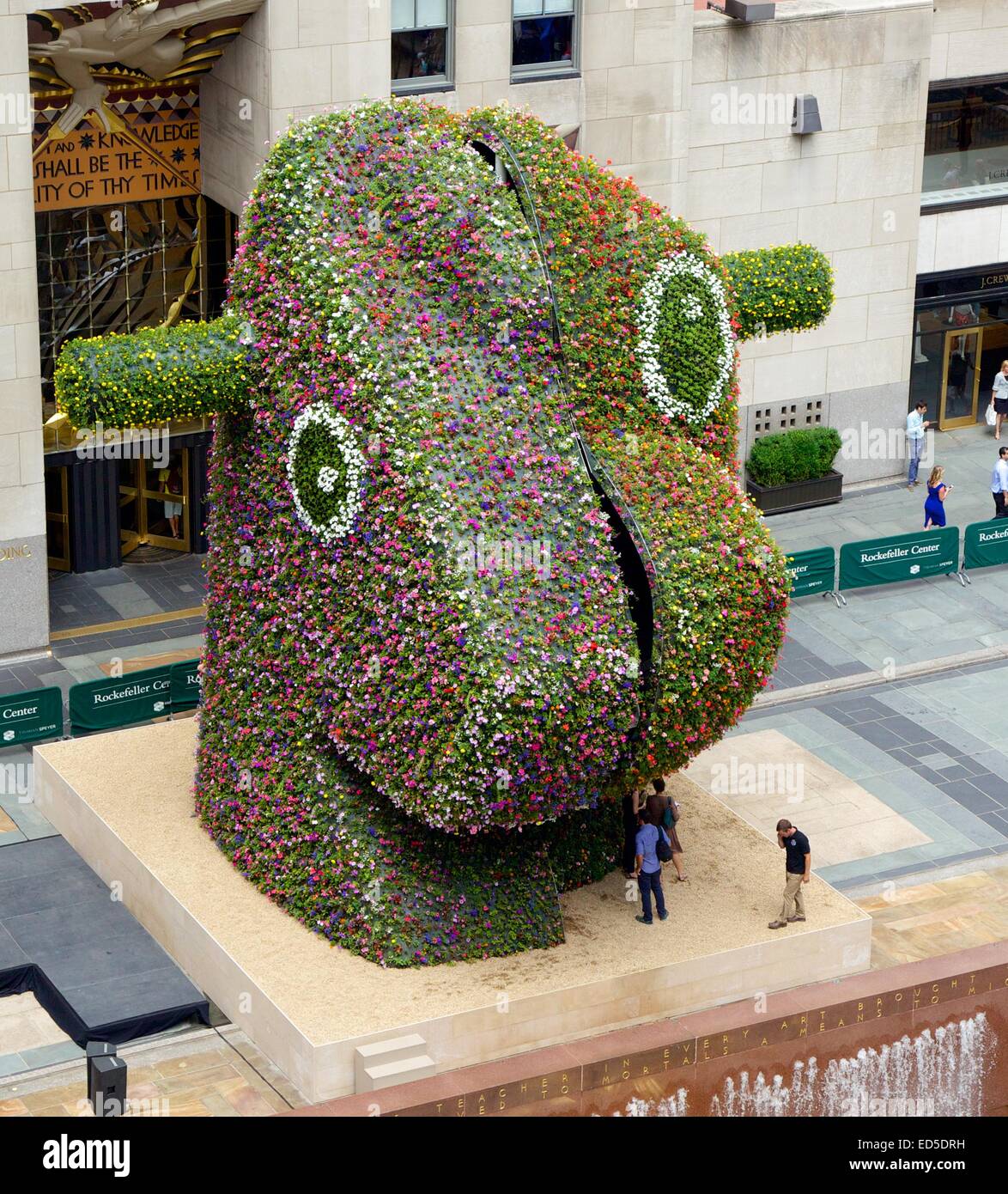 Jeff Koons präsentiert Split-Rocker am Rockefeller Center Featuring ...