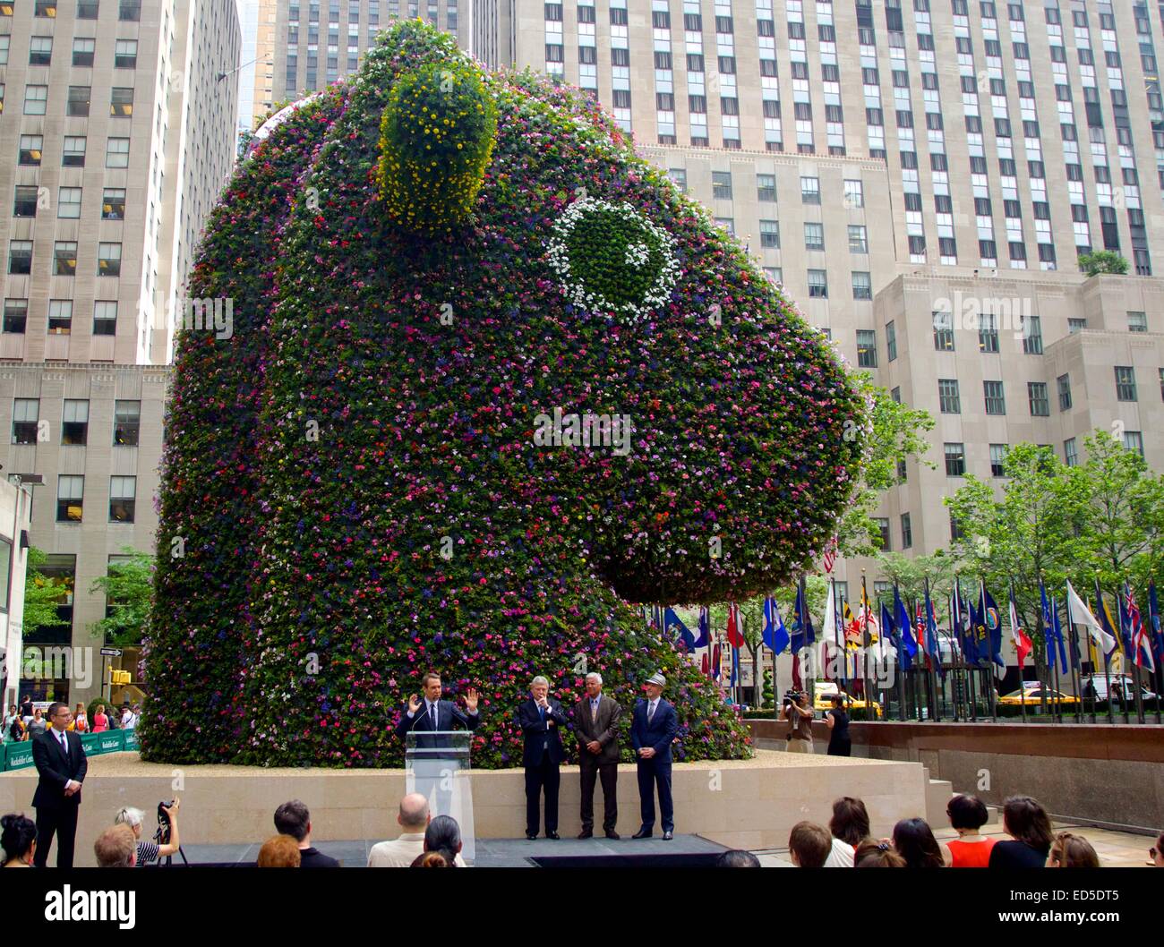 Jeff Koons präsentiert Split-Rocker am Rockefeller Center Featuring ...