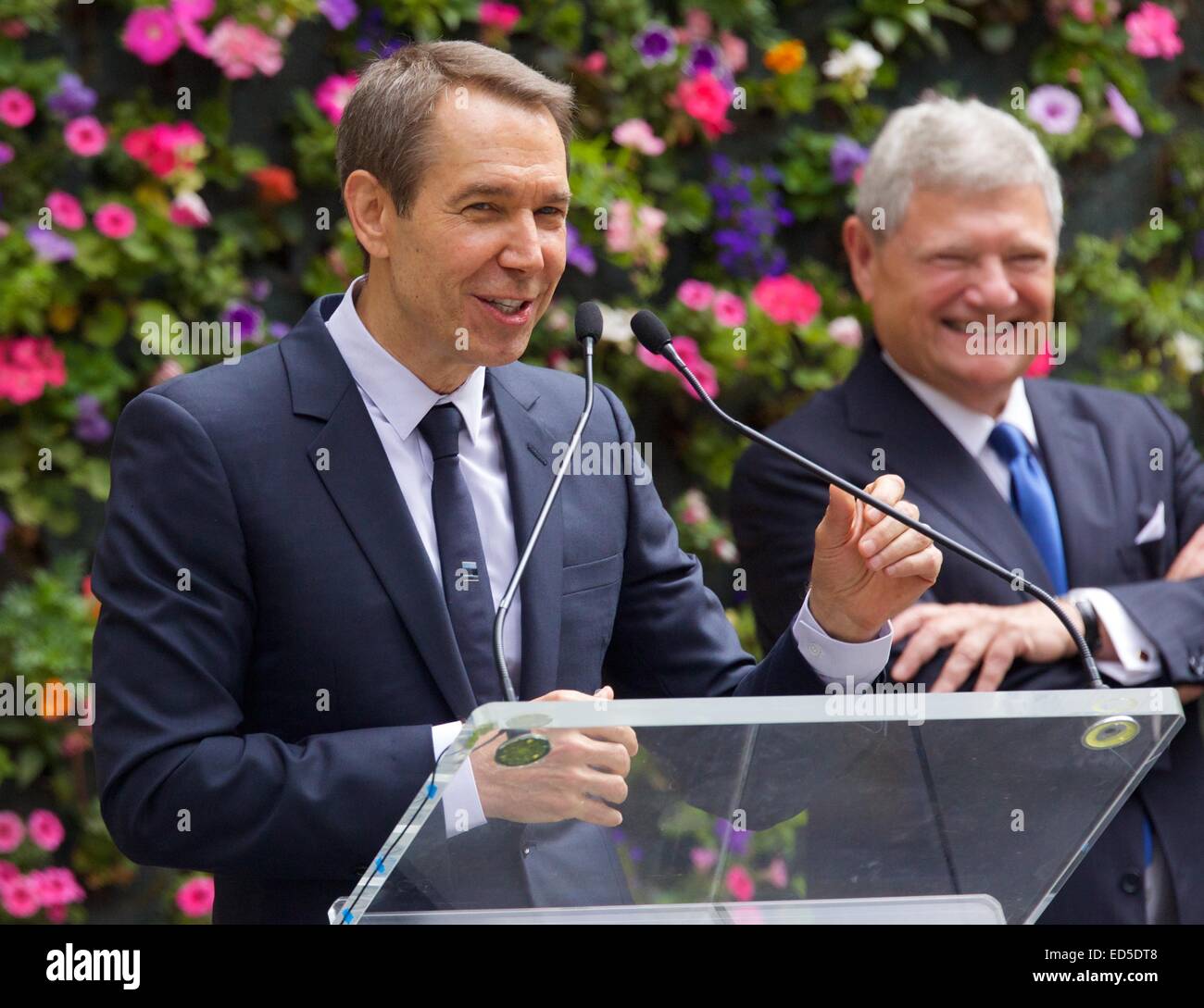 Jeff Koons präsentiert Split-Rocker am Rockefeller Center Featuring ...