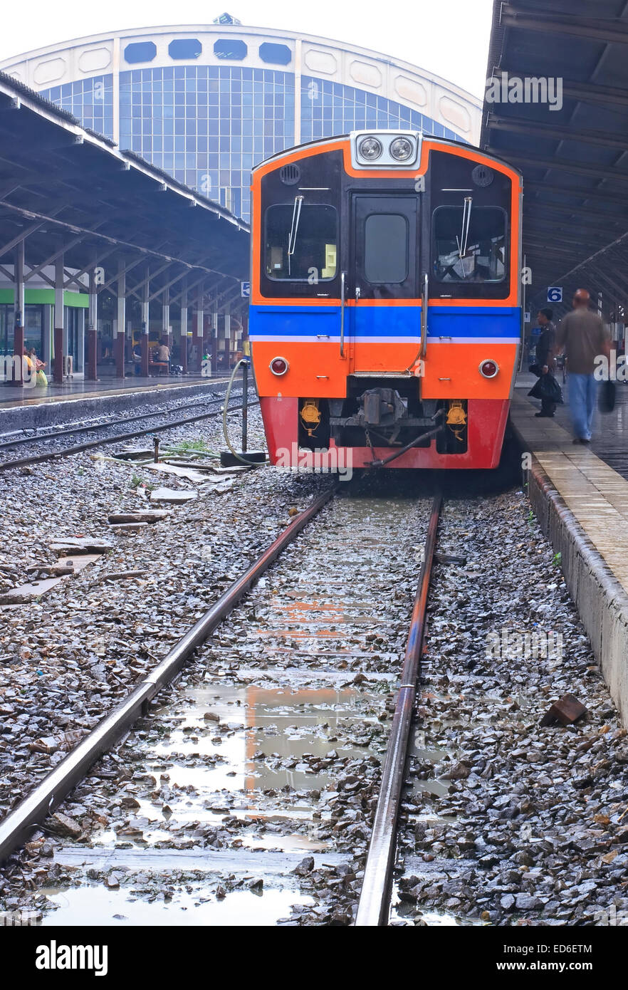 Perspektive der Thai Red Sprinter trainieren, Diesellok am Bahnhof ...