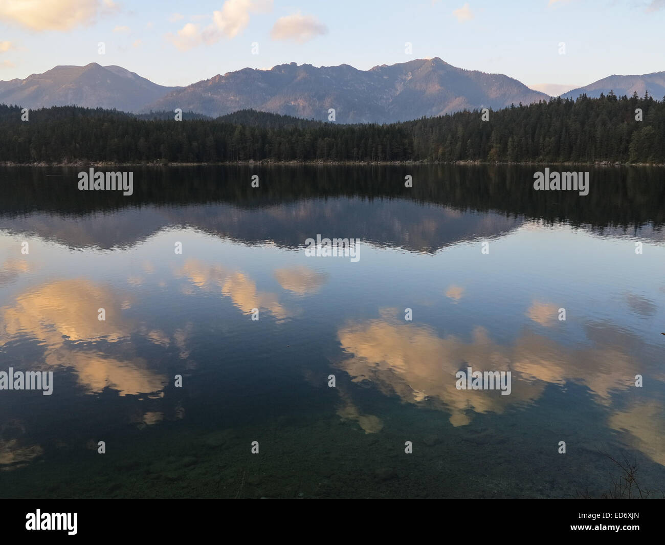 Der Eibsee in Bayern - Deutschland - am 4. Oktober 2014 Stockfotografie ...