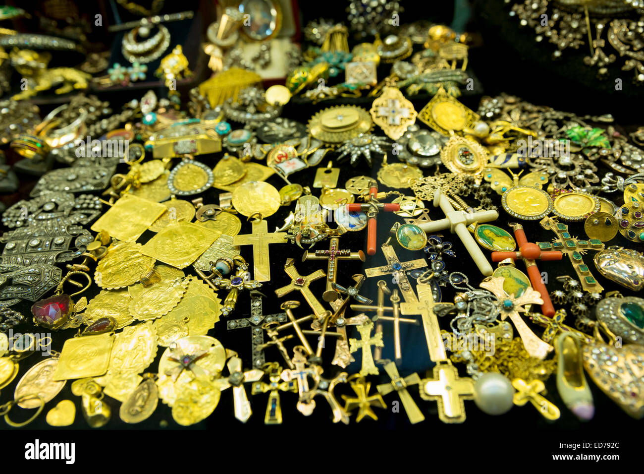 Gold Schmuck religiöse Symbole und Kreuz in den großen Basar ...