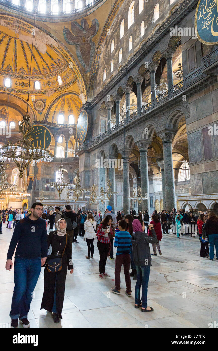 Muslimische Paar kommen Touristen mit Smartphones bei Hagia Sophia ...