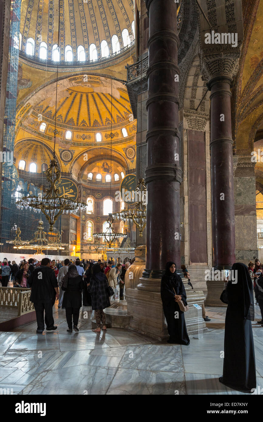 Muslimische Frauen in Hagia Sophia Ayasofya Muzesi Moschee Museum in ...