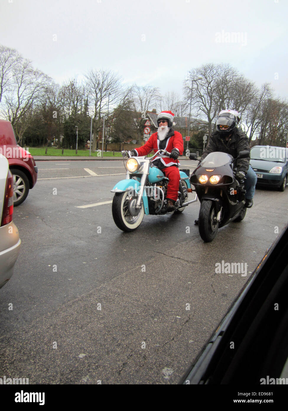 Weihnachtsmann auf dem fahrrad -Fotos und -Bildmaterial in hoher ...