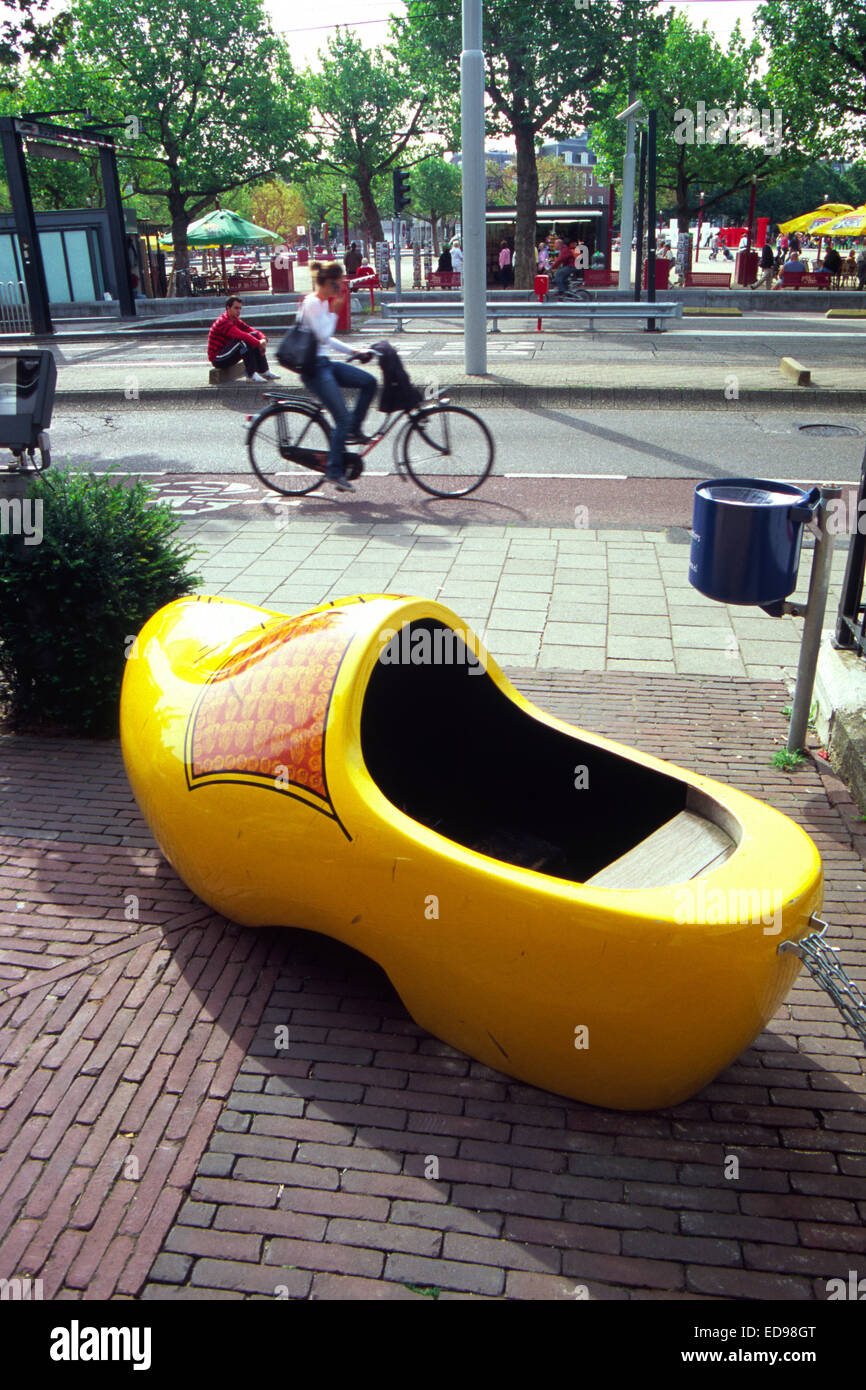 Giant clogs -Fotos und -Bildmaterial in hoher Auflösung – Alamy