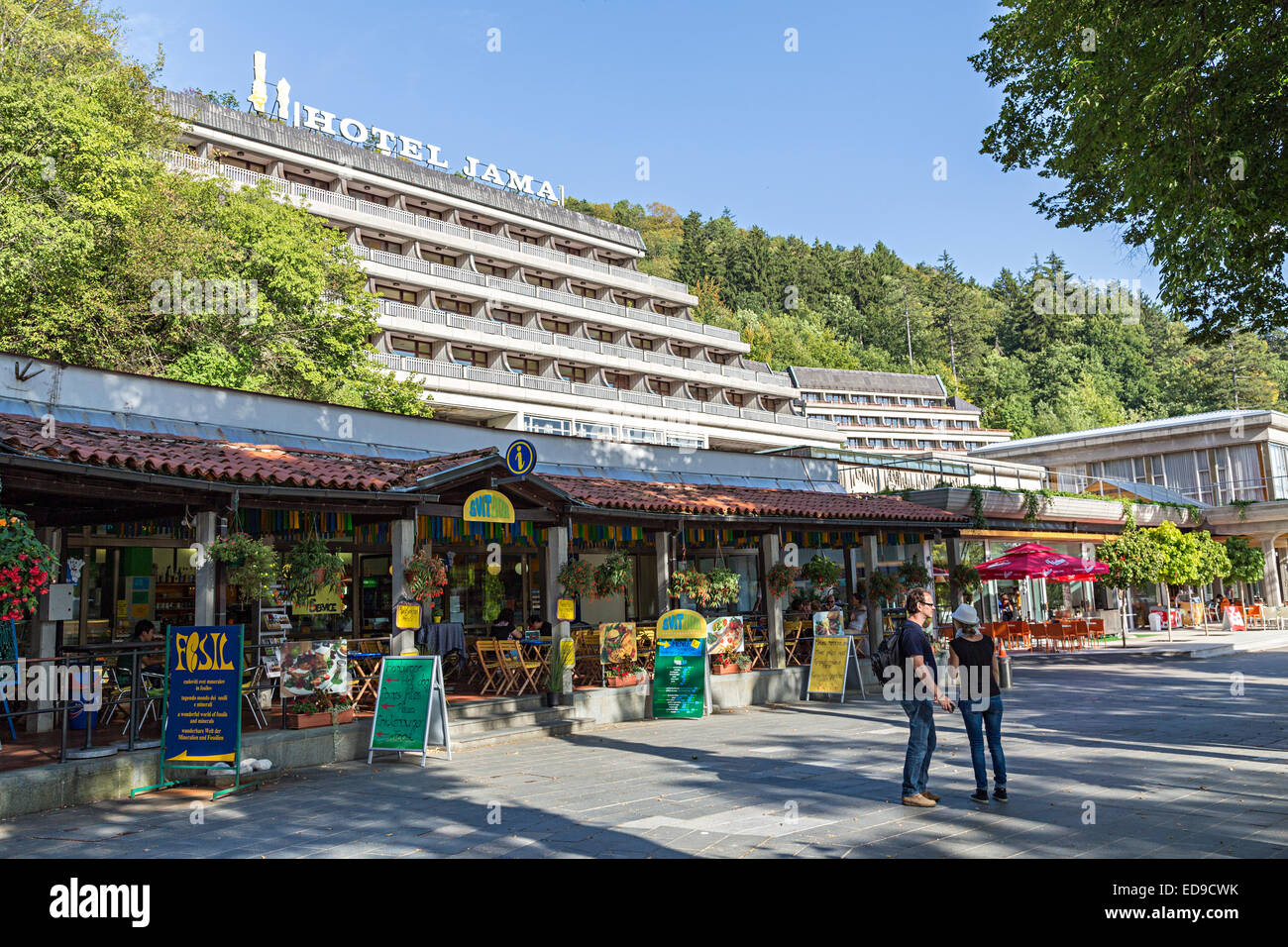 Hotel Jama und touristischen Souvenirläden am Höhleneingang, Postojna ...