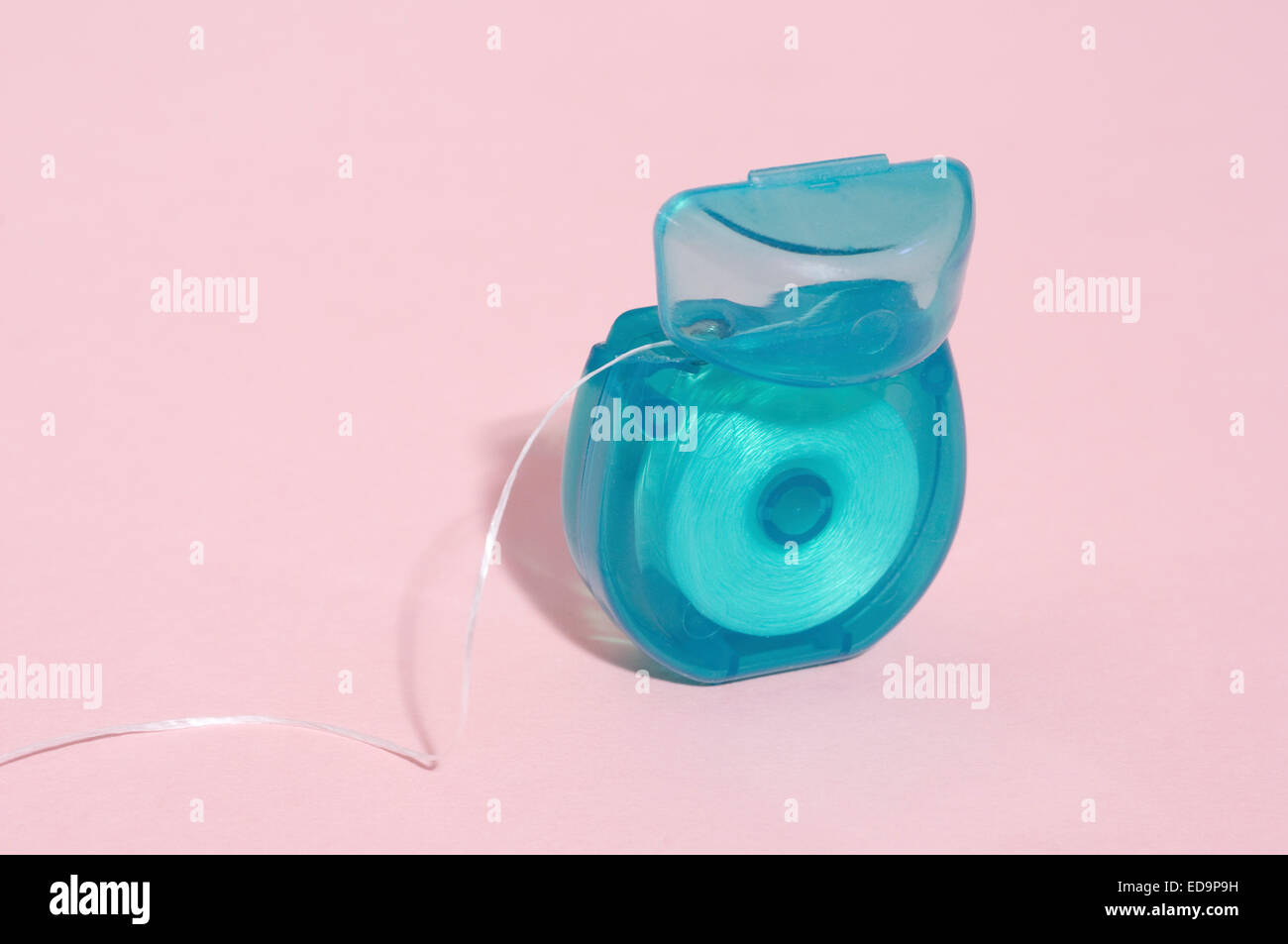 Zahnseide spender -Fotos und -Bildmaterial in hoher Auflösung – Alamy