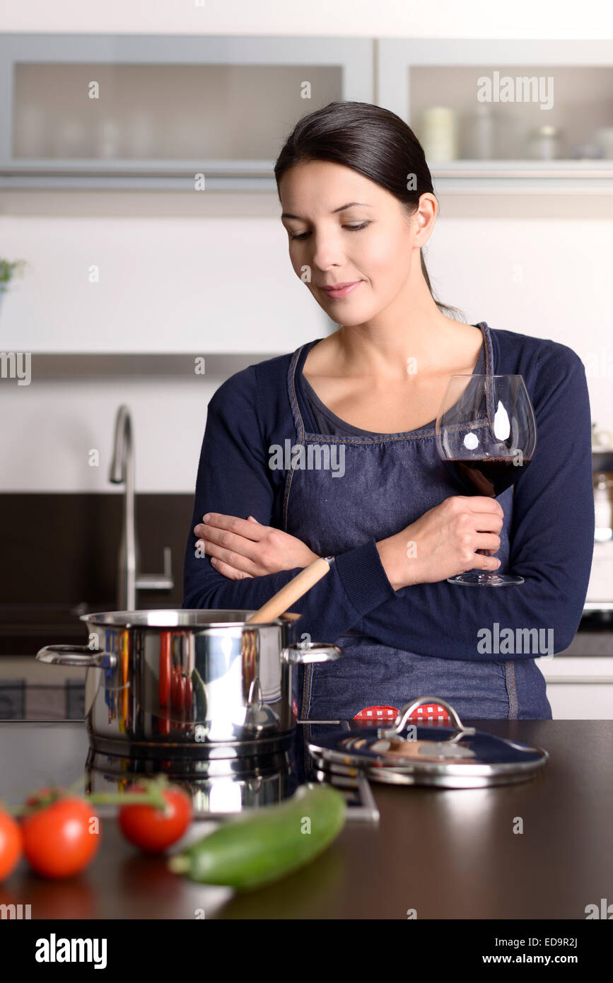 Junge hausfrau -Fotos und -Bildmaterial in hoher Auflösung – Alamy