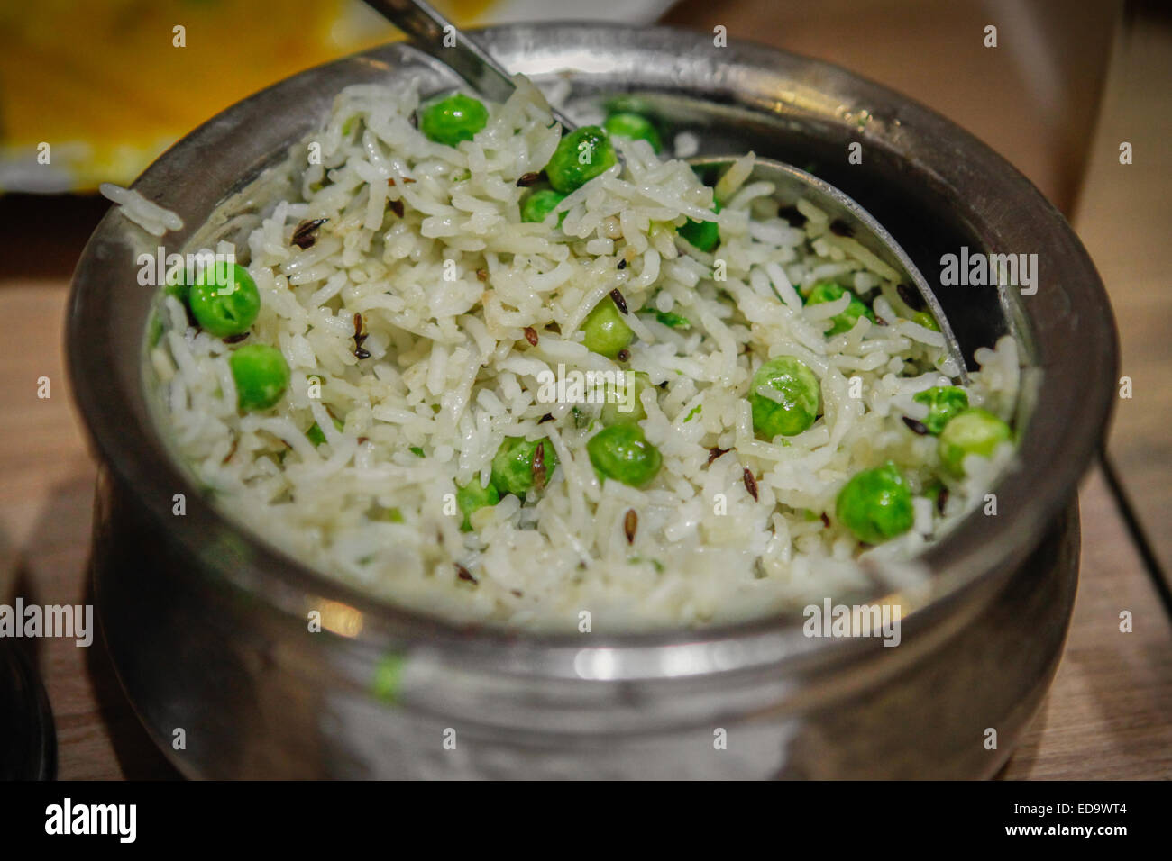 Gebratener Biryani-Reis mit grünen Erbsen in einem Hotel in Varanasi ...