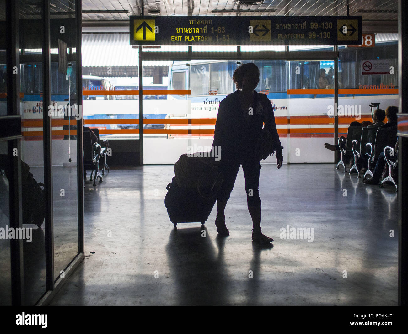 Packed passenger bus -Fotos und -Bildmaterial in hoher Auflösung – Alamy