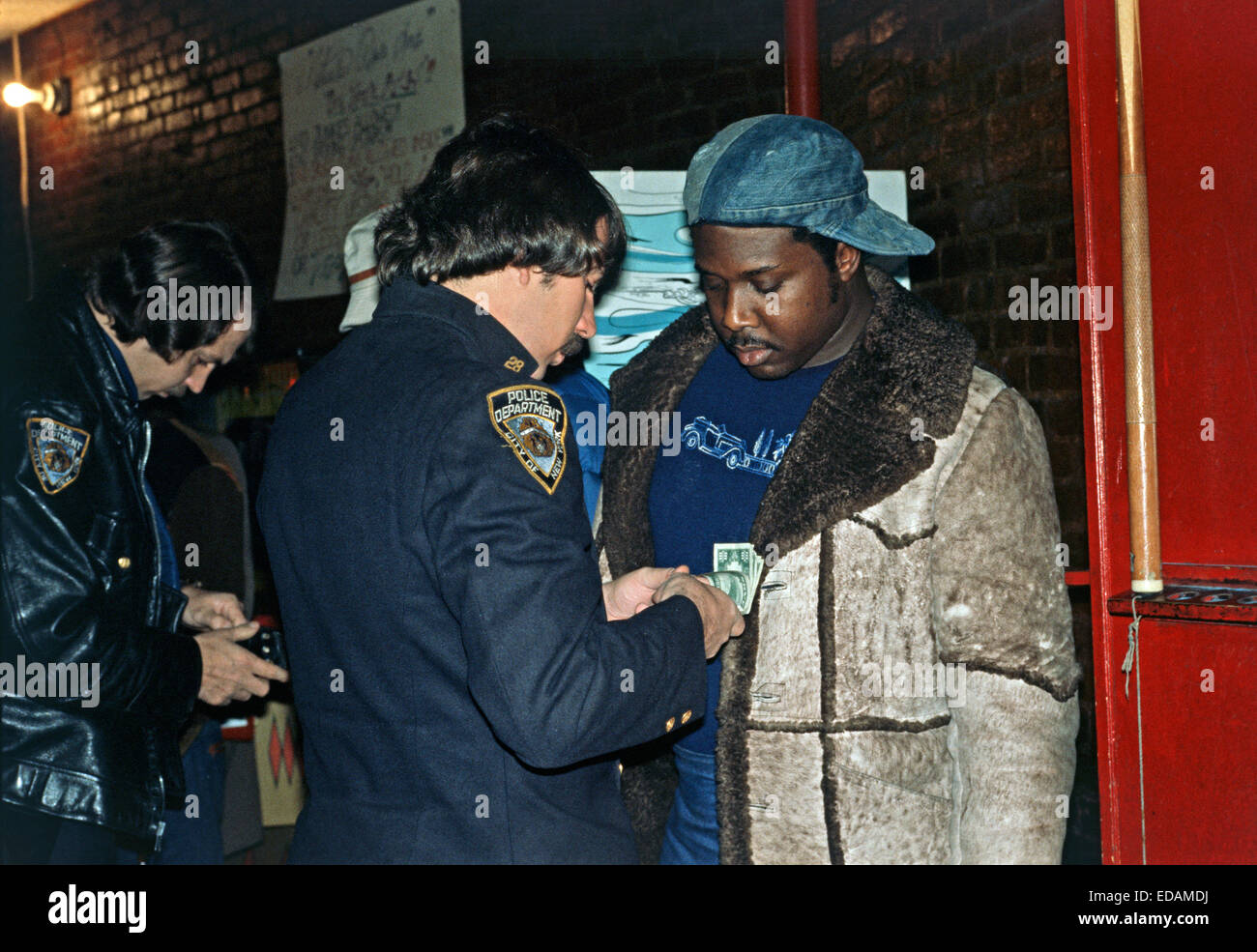 USA, HARLEM, NEW YORK CITY - APRIL 1978. Zu stoppen und die Suche nach ...