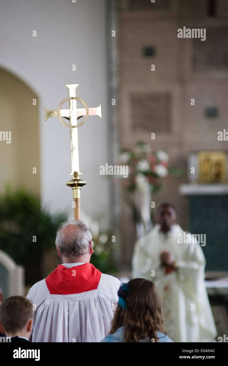 Priester mit Kreuz für katholische Messe Stockfotografie - Alamy