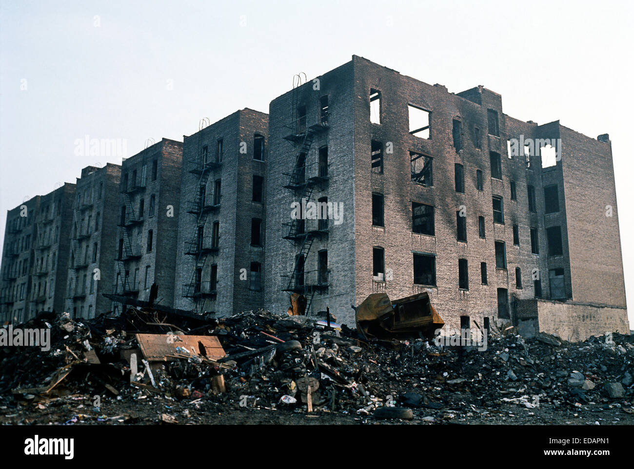 USA, SOUTH BRONX, NEW YORK CITY - AUGUST 1977. Aufgegeben von ...