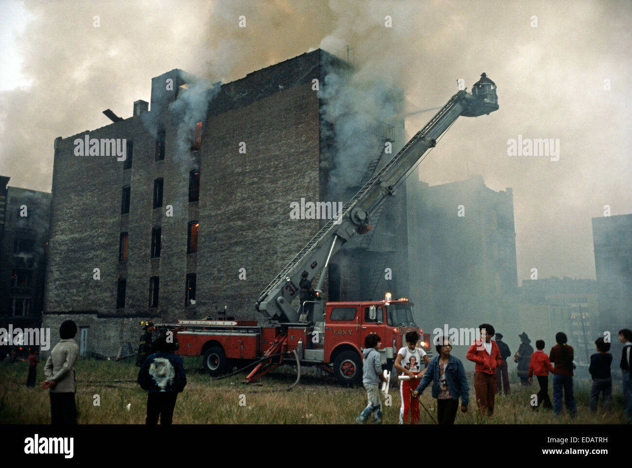 USA, SOUTH BRONX, NEW YORK CITY - AUGUST 1977. New York City Feuerwehr ...