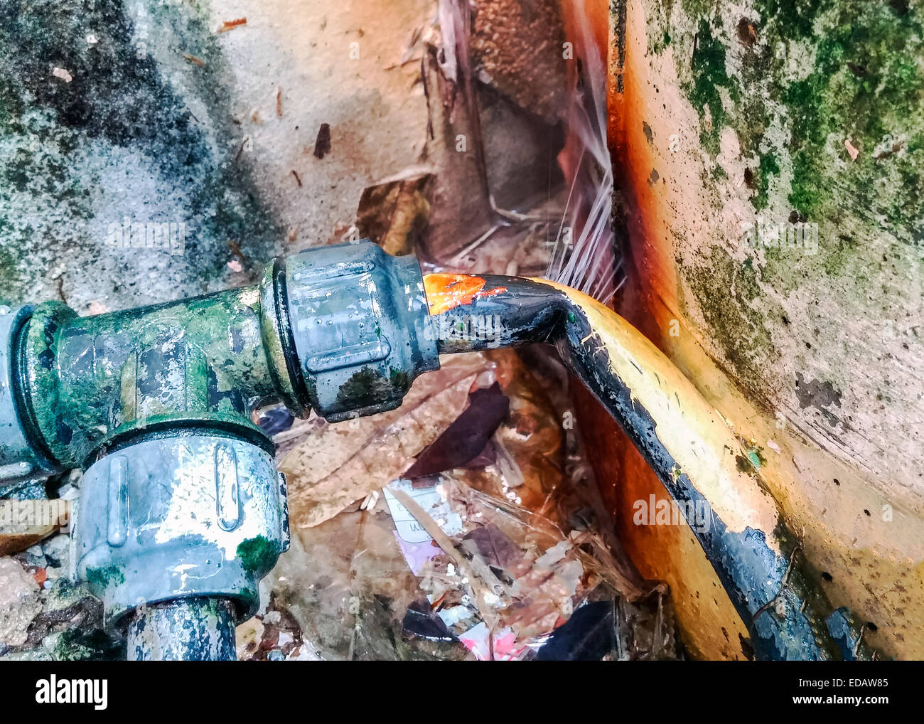 Leckage aus den alten Rohren vor der Hauswand Stockfotografie - Alamy