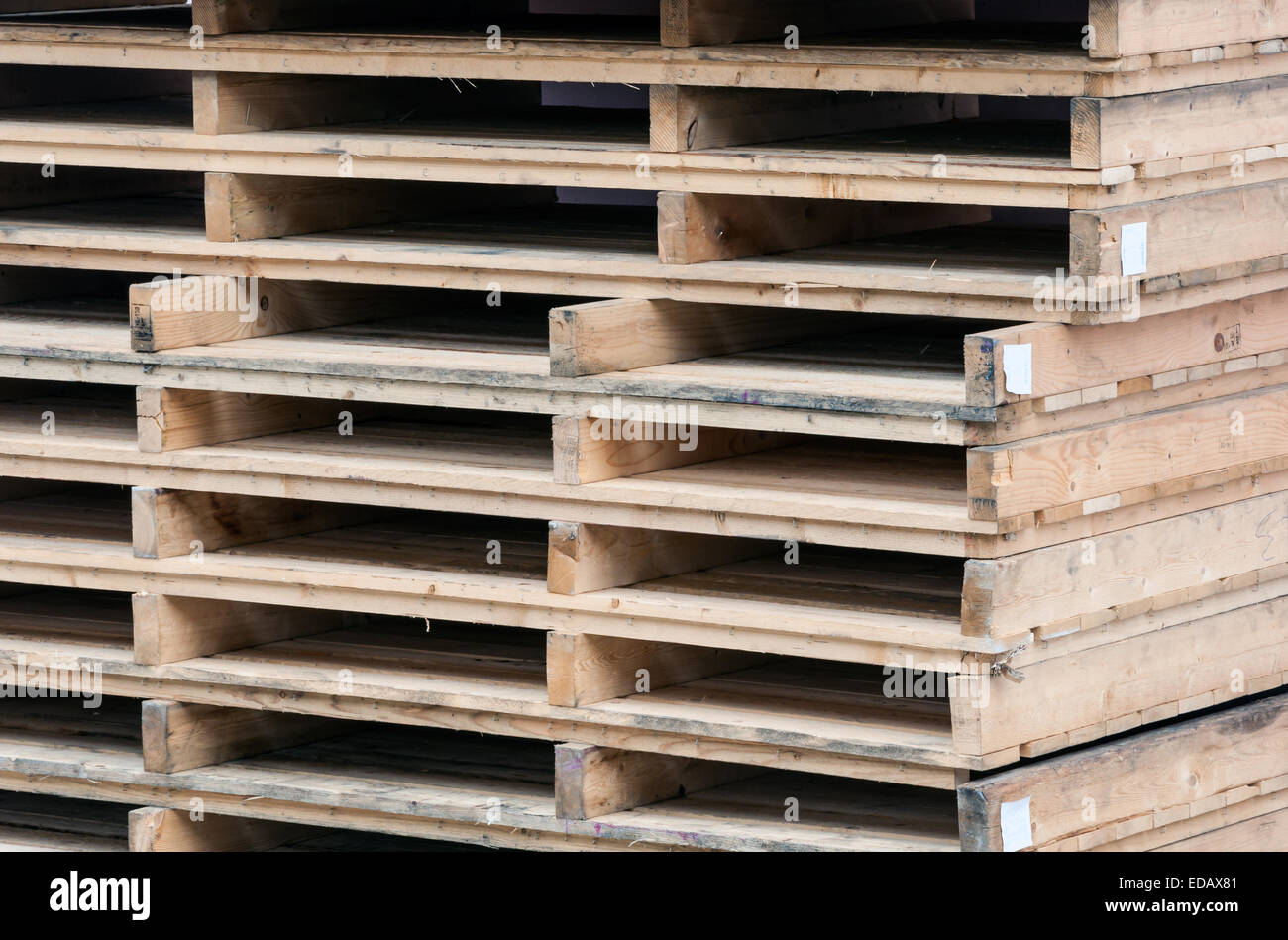 Holzpalette ist im Lager der Fabrik stapeln Stockfotografie - Alamy