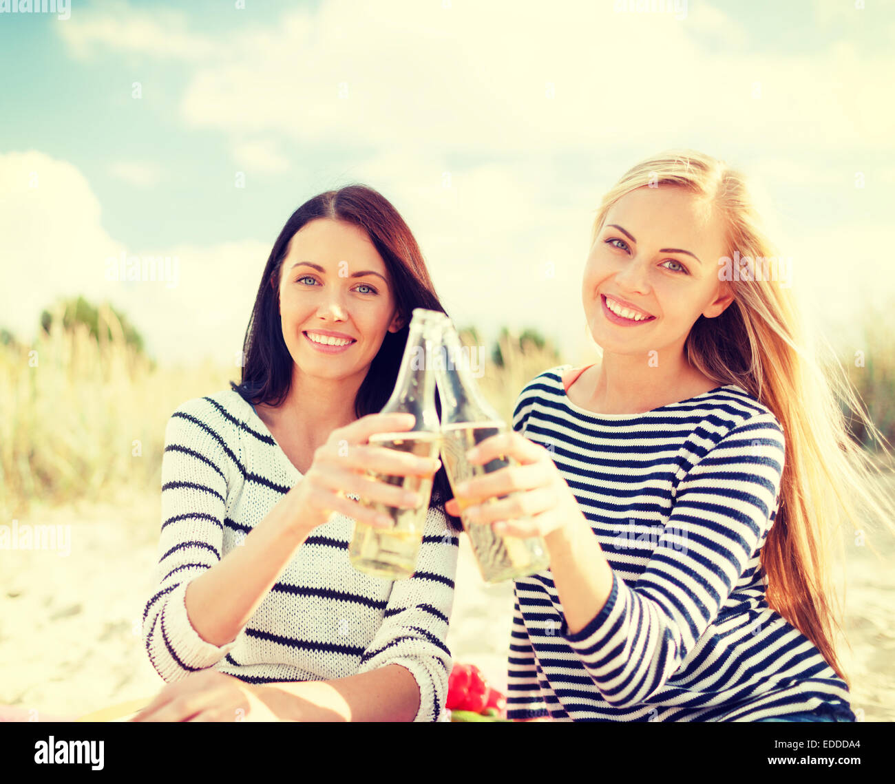 Junge freundinnen zusammen am strand Stockfotos und -bilder Kaufen - Alamy