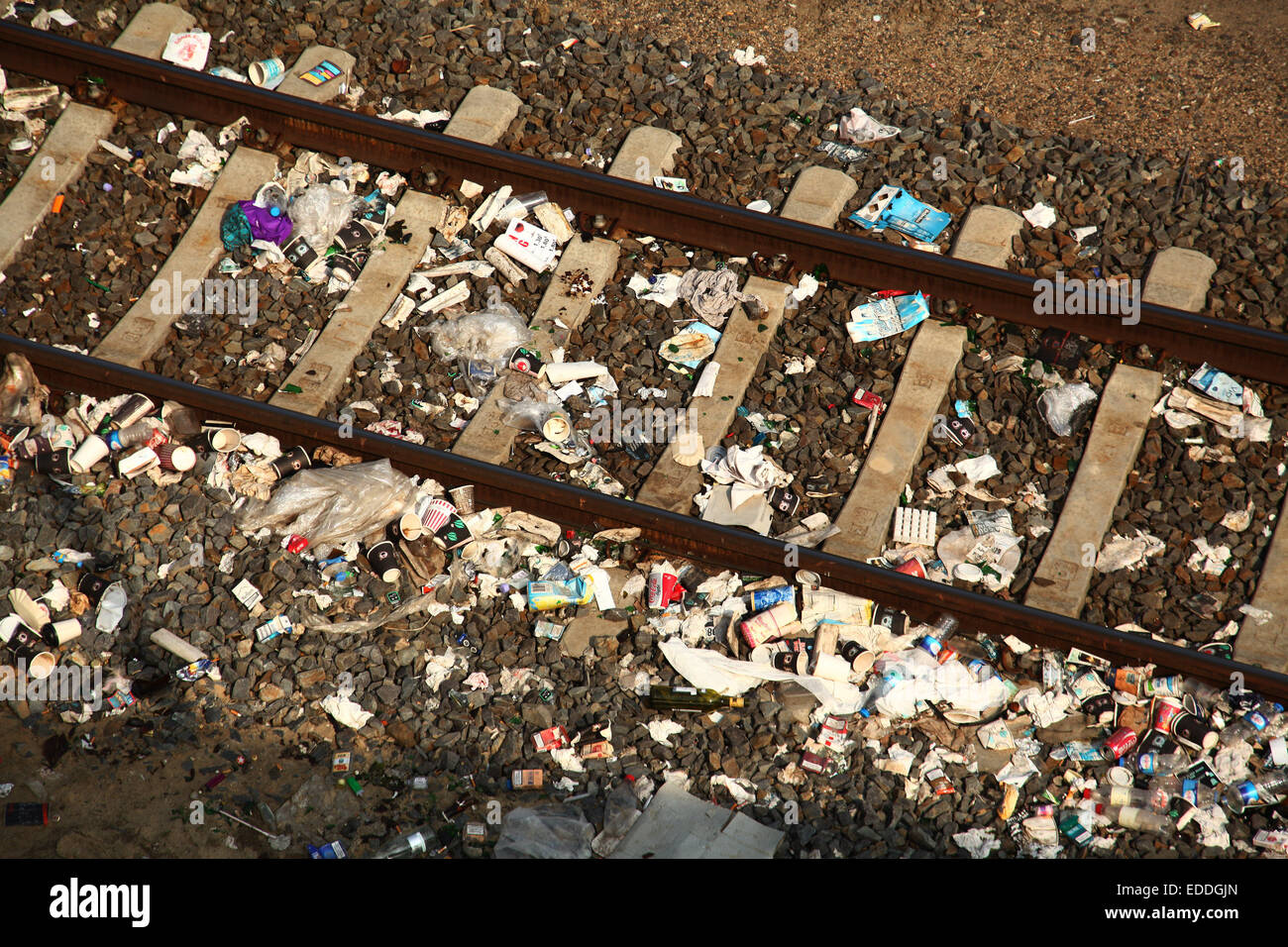 Schmutz Und Dreck Stück Auf Stillgelegten S-Bahngleisen bin Ostkreuz in ...