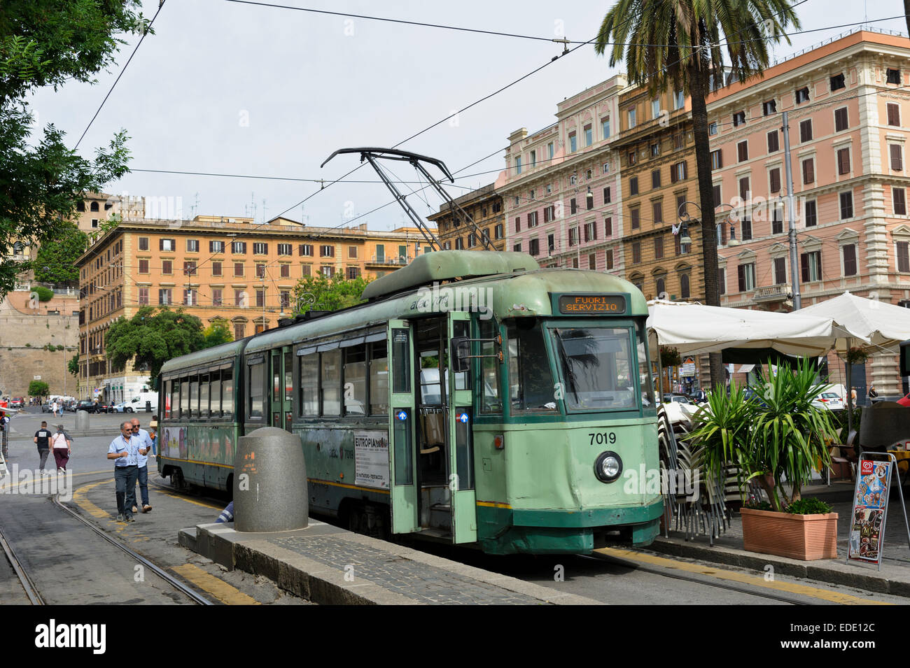 Eine moderne Straßenbahn in der Stadt von Rom, Italien Stockfotografie ...