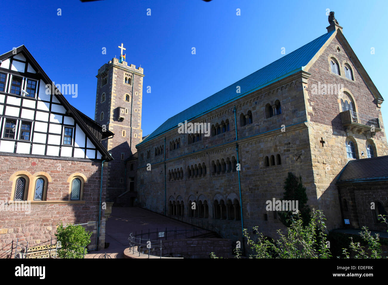 Die Wartburg ist eine Burg in der Nähe von Eisenach. Es wurde im Jahre ...