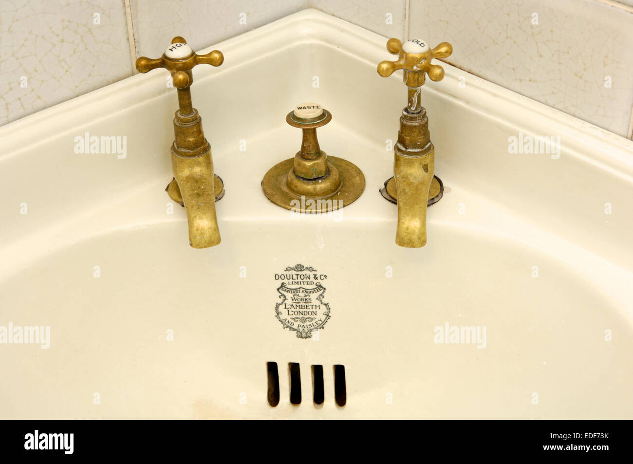 Vintage waschbecken -Fotos und -Bildmaterial in hoher Auflösung – Alamy