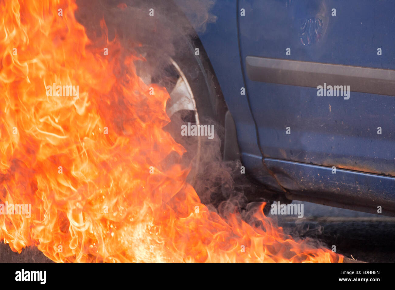 Flammen durch ein Auto Feuer Stockfotografie - Alamy