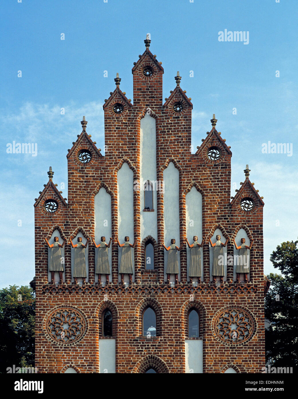 Backsteingotik, Neues Tor Mit Adorantinnen in Neubrandenburg ...