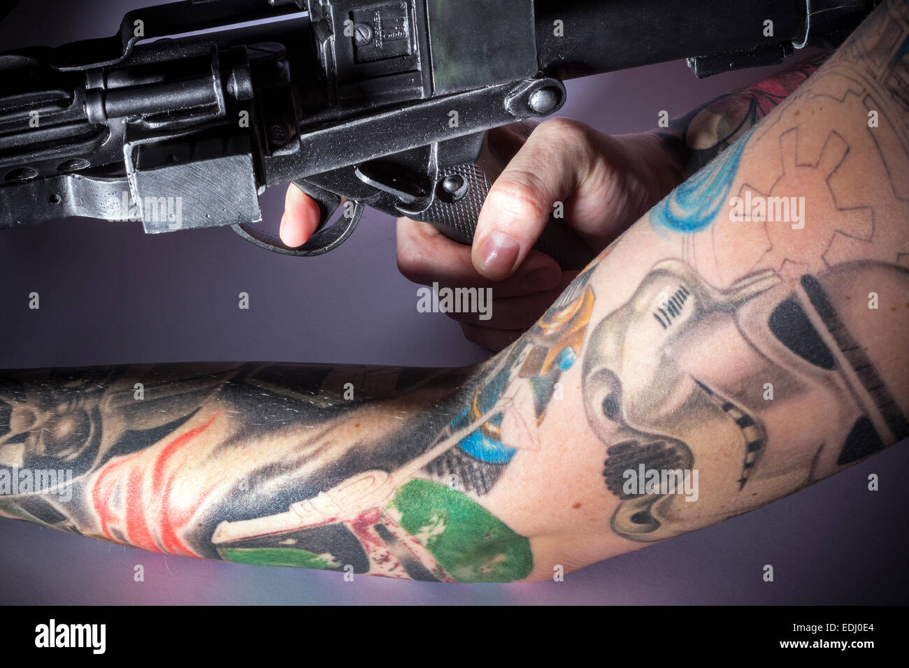 Tätowierten Arm Mit Replikat Pistole Star Wars Stormtrooper Sturmtruppen Replik E11 Pistole