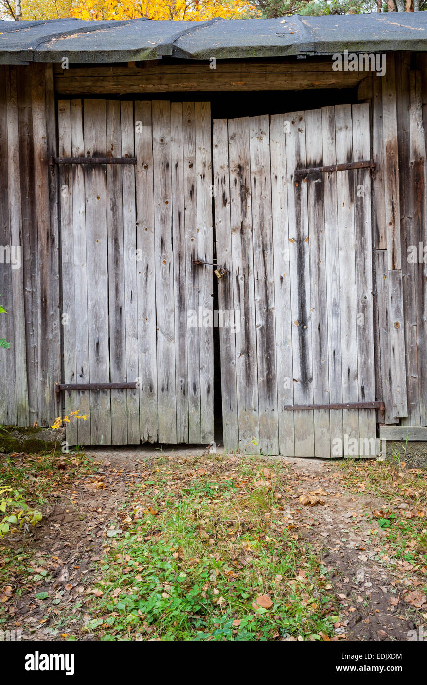 Scheunentor ist geschlossen -Fotos und -Bildmaterial in hoher Auflösung ...