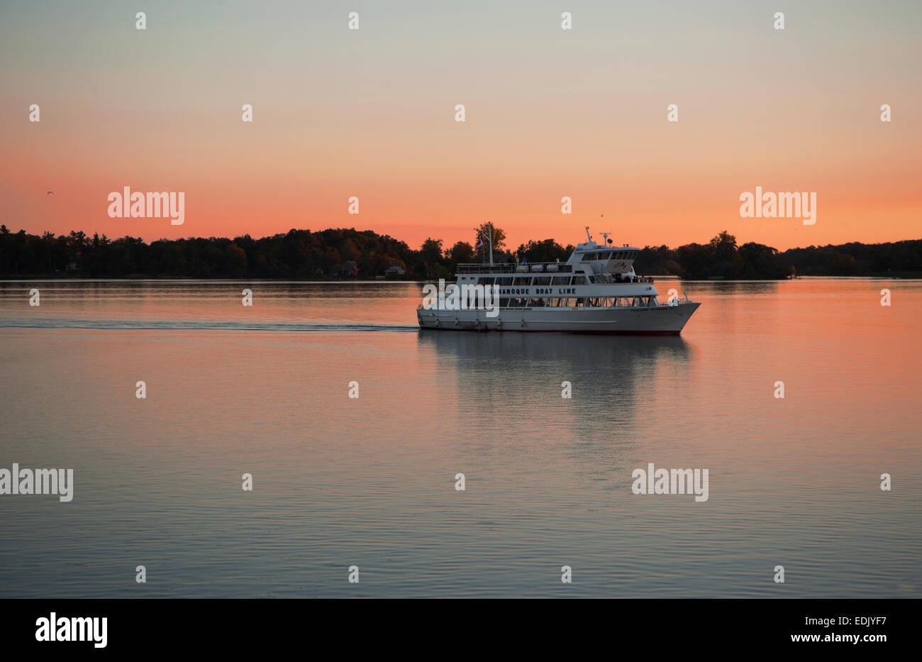 Thousand Islands tour Boot am St.-Lorenz-Strom in der Abenddämmerung in ...