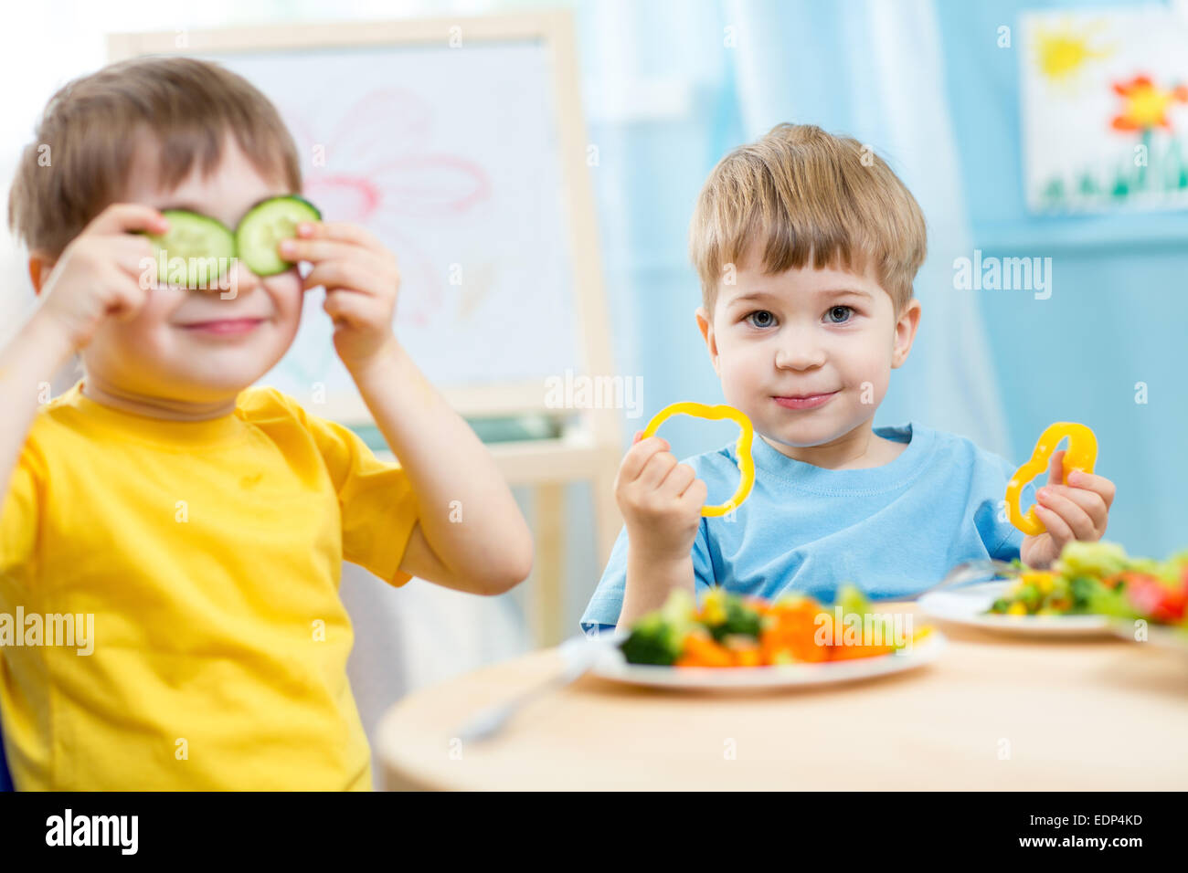 Kinder Essen im kindergarten Stockfotografie - Alamy