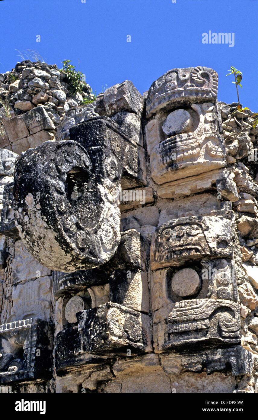 Detaillierten Schnitzereien der Götter auf Maya Ruinen in Mexiko Leiter ...