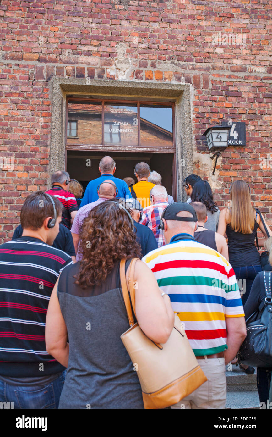 Touristen, die Eingabe von Block 4 Vernichtung Block im KZ Auschwitz ...
