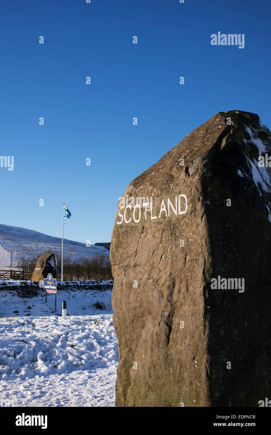 Schottland Grenze Stein im Winter Schnee. Northumberland/Scottish ...