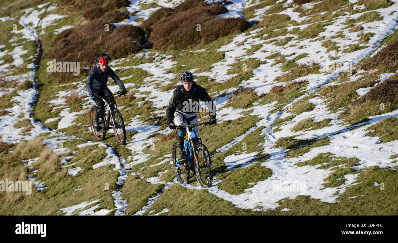Mountainbiker Biken Biker Radfahren im Winter auf der Long Mynd ...