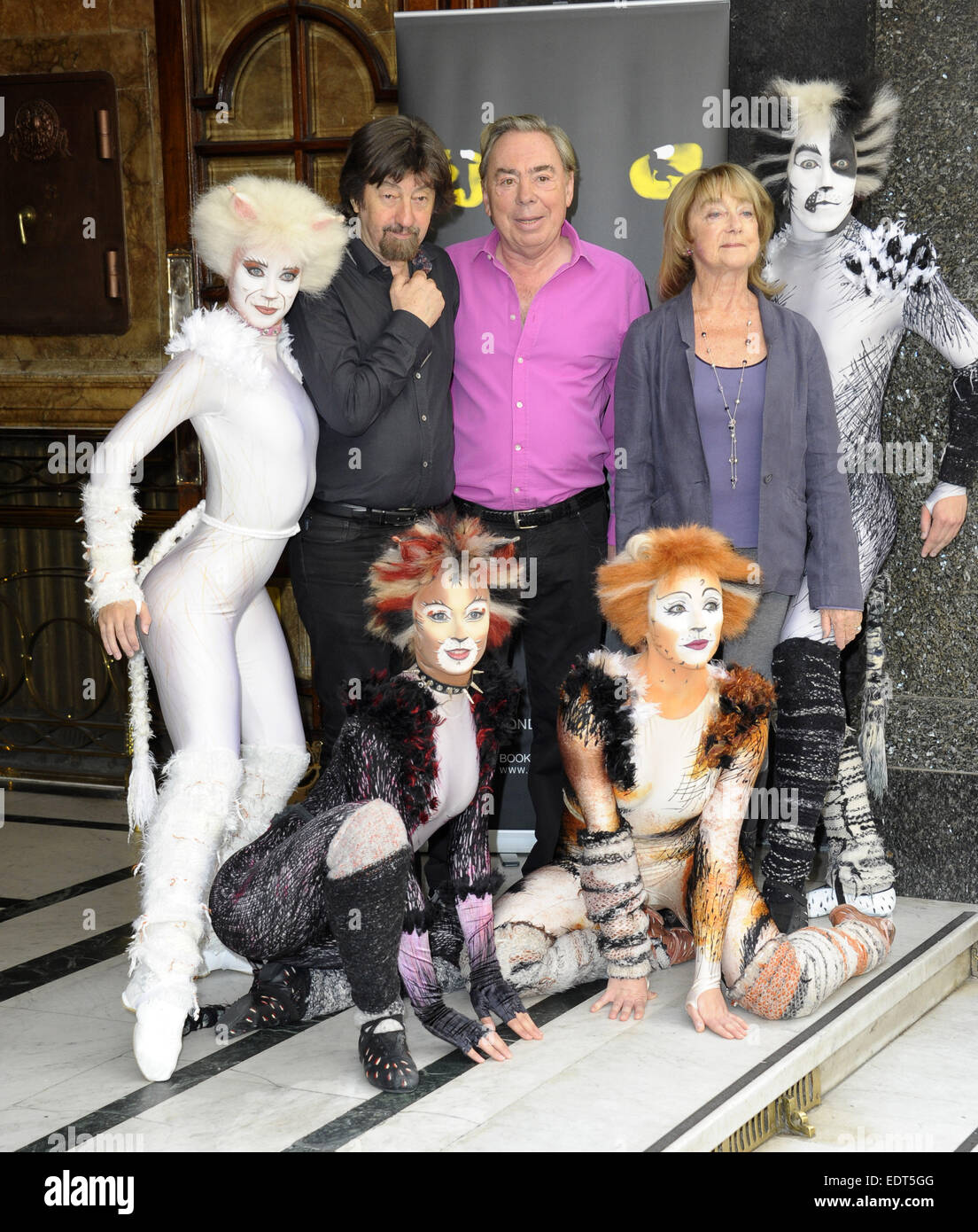Gillian Lynne, Andrew Lloyd Webber und Trevor Nunn mit Ensemble ...