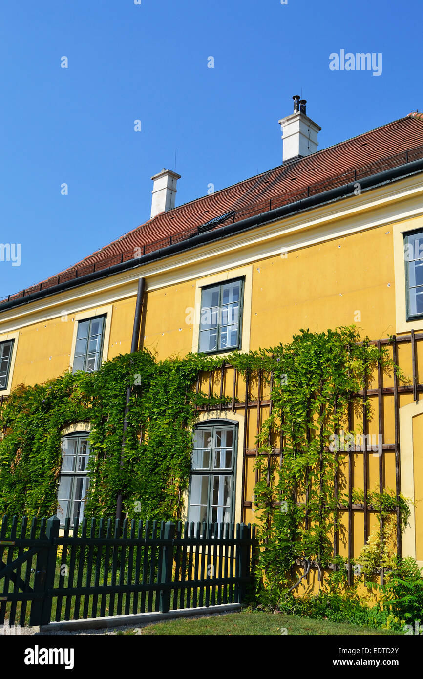Yellow house red roof -Fotos und -Bildmaterial in hoher Auflösung – Alamy