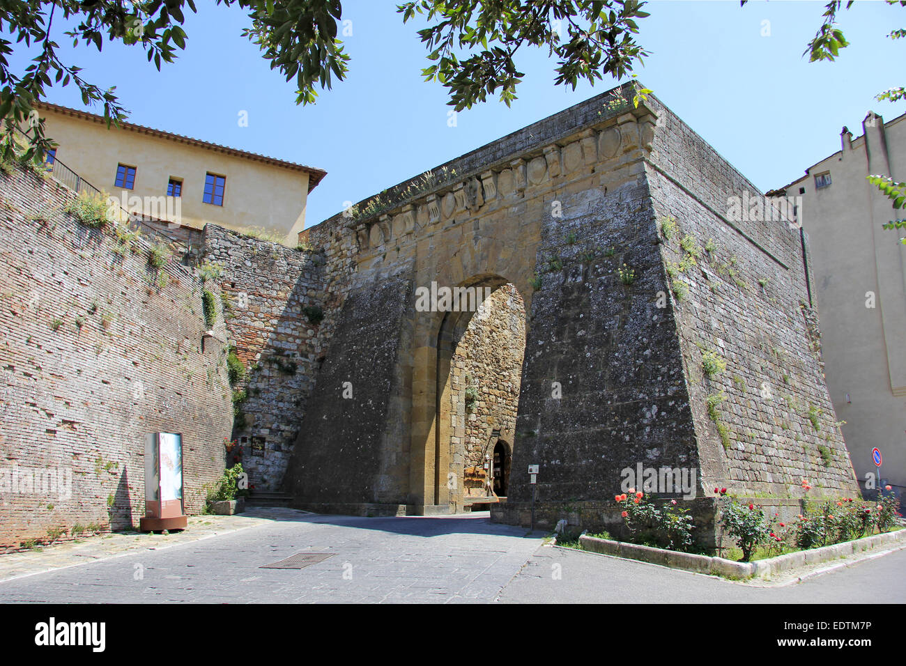 Mittelalterliches porta al prato stadttor -Fotos und -Bildmaterial in hoher Auflösung – Alamy